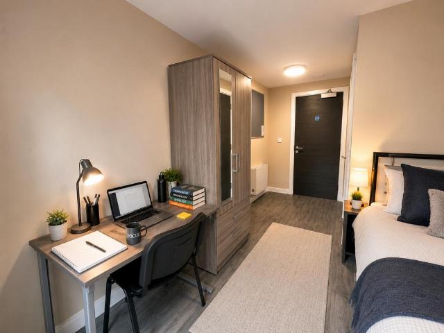 Hepburn Court, Hepburn Road, Bristol BS2 6 bed flat to rent £4,200 pcm £969 pw