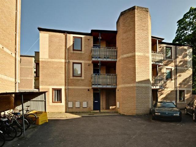 Hertford College Graduate 2 bed flat to rent £1,850 pcm £427 pw