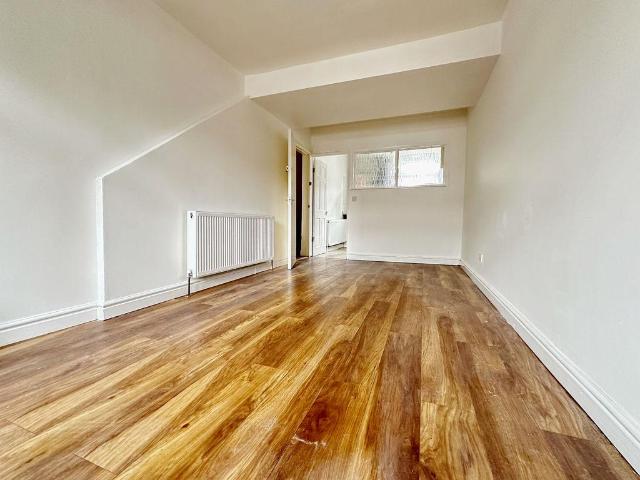 Hertford Road, Enfield 2 bed apartment to rent £2,100 pcm £485 pw