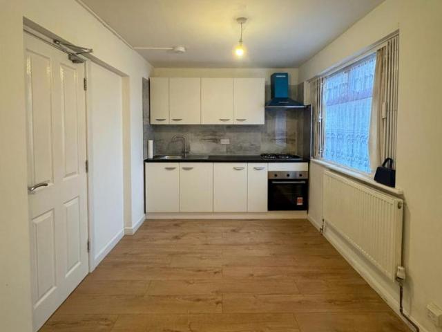 Hertford Road, Enfield 2 bed flat to rent £1,650 pcm £381 pw