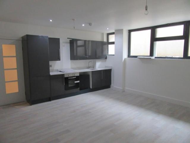 Hertford Road, Enfield 2 bed flat to rent £1,750 pcm £404 pw