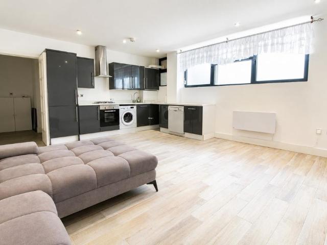Hertford Road, Enfield 2 bed flat to rent £1,750 pcm £404 pw