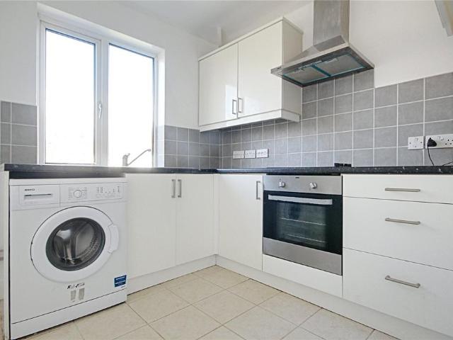 Hertford Road, Enfield, EN3 2 bed maisonette to rent £1,700 pcm £392 pw