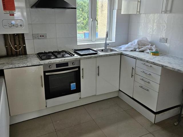 Hertford Road, Enfield EN3 2 bed flat to rent £1,800 pcm £415 pw