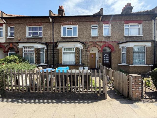 Hertford Road, Waltham Cross 2 bed flat to rent £1,750 pcm £404 pw