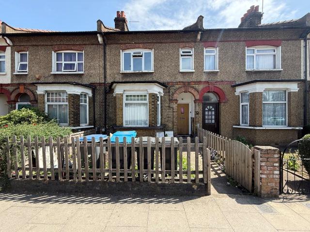 Hertford Road, Waltham Cross EN8, 2 bed flat to rent, £1,750 pcm | PrimeLocation