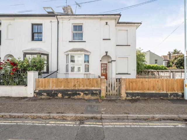 Hertford Road, Worthing BN11 2 bed flat to rent £1,450 pcm £335 pw
