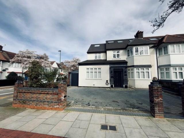 Hervey Close, Finchley, London N3, 3 bed flat to rent, £2,699 pcm | PrimeLocation