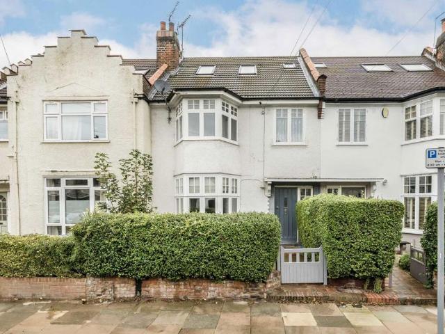 Herbert Gardens, London NW10 4 bed flat to rent £3,250 pcm £750 pw