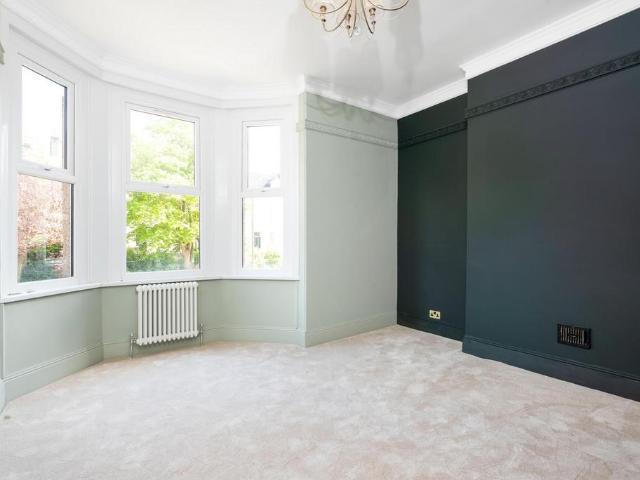 Herbert Road, Plumstead, SE18 2 bed flat to rent £1,750 pcm £404 pw