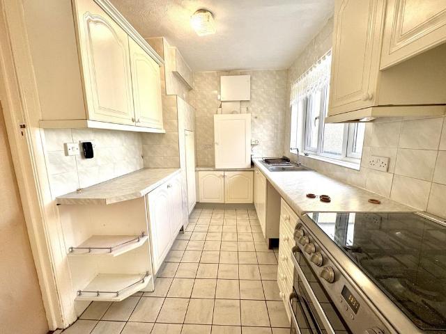 Hercies Road, Uxbridge, UB10 4 bed detached house to rent £2,400 pcm £554 pw