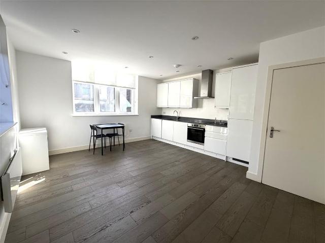 Hercies Road, Uxbridge UB10, 1 bed flat to rent, £1,400 pcm | PrimeLocation