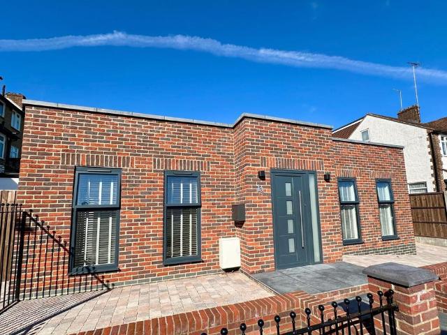 Hereford Avenue, East Barnet, Barnet. 2 bed detached house to rent £1,950 pcm £450 pw