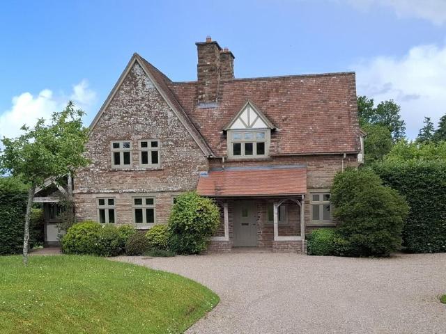 Hereford, Herefordshire 4 bed detached house to rent £2,250 pcm £519 pw