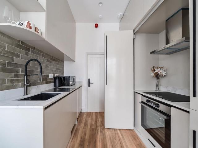 Hereford Road London W2 Studio to rent £2,600 pcm £600 pw