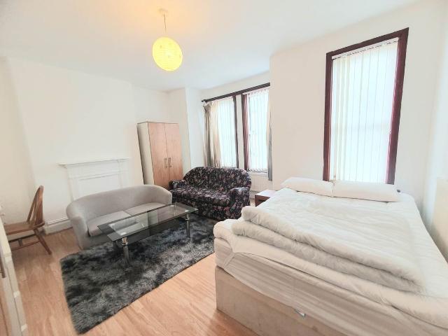 Hereford Road, West Acton W3, Room to rent, £875 pcm | PrimeLocation