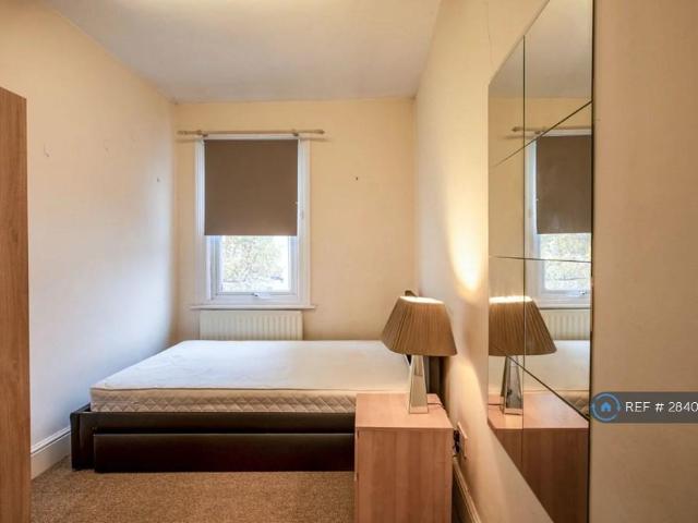 Hereward Road, London, SW17 4 bed terraced house to rent £3,350 pcm £773 pw