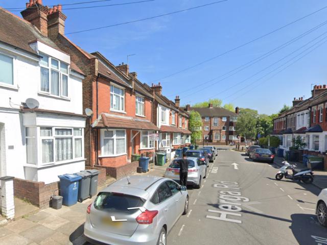 Herga Road, Harrow HA3 2 bed flat to rent £1,750 pcm £404 pw