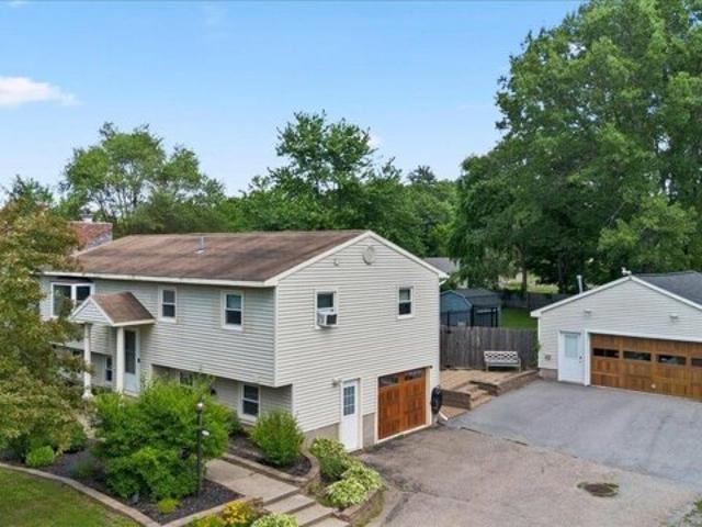 Heritage Ln, Colchester, Home For Sale