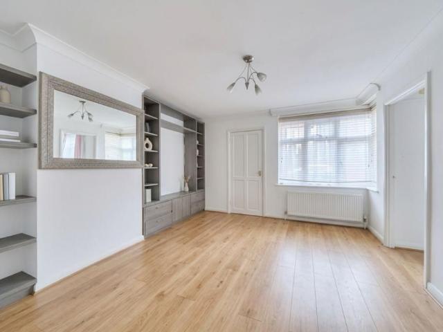 Herlwyn Avenue, Ruislip HA4, 2 bed flat to rent, £1,700 pcm | PrimeLocation
