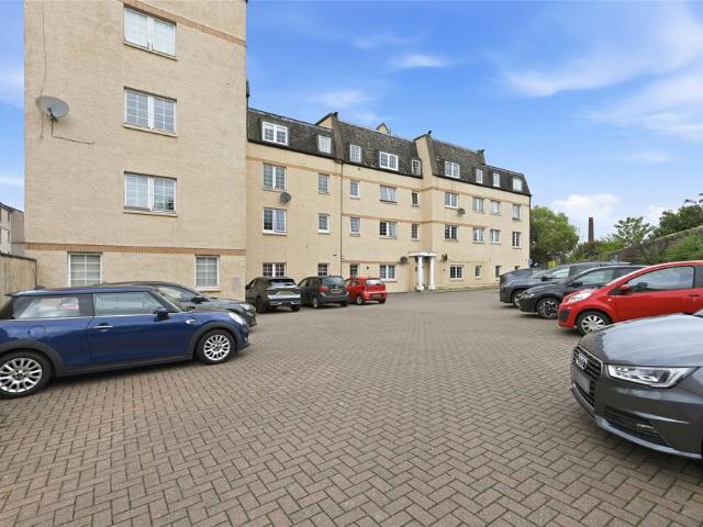 Hermand Crescent, Slateford. 3 bed apartment to rent £1,550 pcm £358 pw
