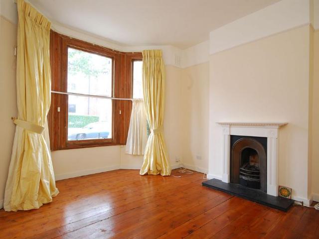 Herndon Road, The Tonsleys, London, SW18 1 bed flat to rent £2,150 pcm £496 pw