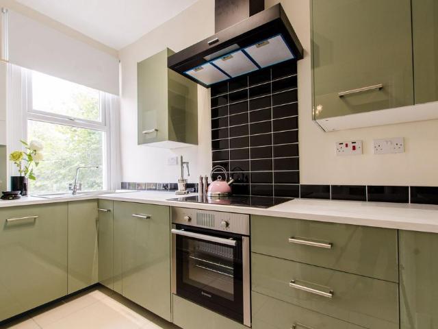 Herne Hill Road, Herne Hill, London. 2 bed flat to rent £2,200 pcm £508 pw