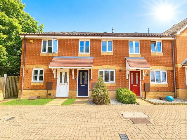Heron Close, Rayleigh, Essex, SS6 2 bed terraced house to rent £1,550 pcm £358 pw