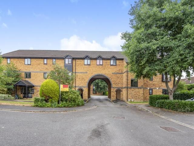 Heron Drive, Bicester OX26, 2 bed flat to rent, £1,350 pcm | PrimeLocation