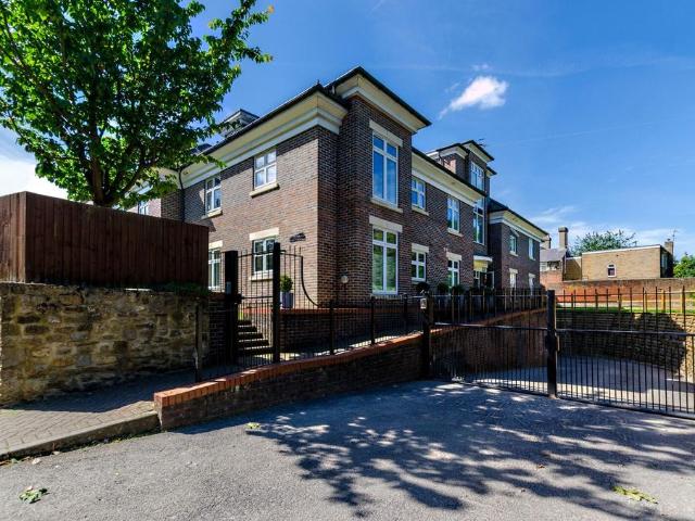 Herons Crest, Guildford, GU1 2 bed flat to rent £2,400 pcm £554 pw