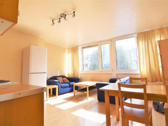 Hersham Close, Roehampton SW15 4 bed flat to rent £2,300 pcm £531 pw