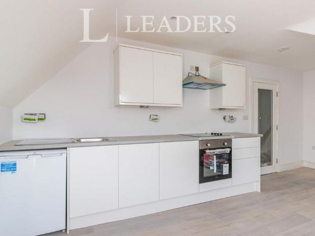 Hersham Road, Walton on Thames. 1 bed flat to rent £1,275 pcm £294 pw