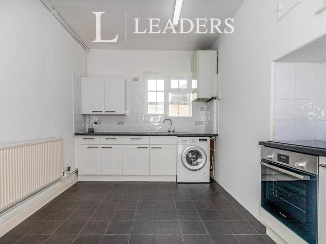 Hersham Road, Walton on Thames, KT12 2 bed flat to rent £1,650 pcm £381 pw