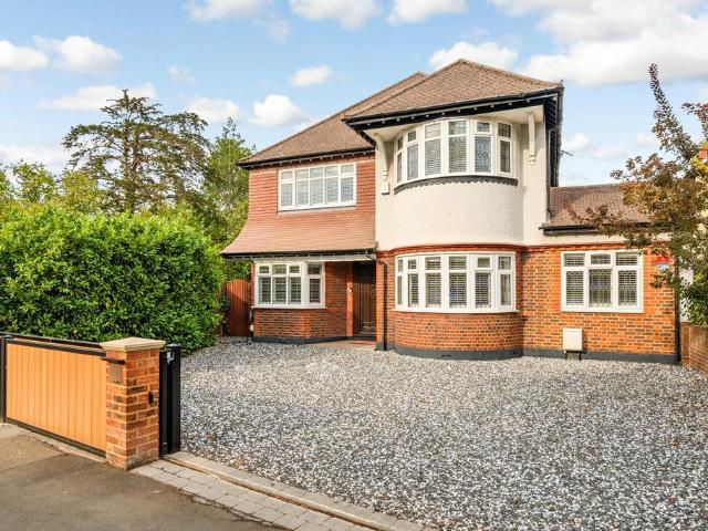 Hersham Road, Walton On Thames, KT12 4 bed detached house to rent £7,450 pcm £1,719 pw