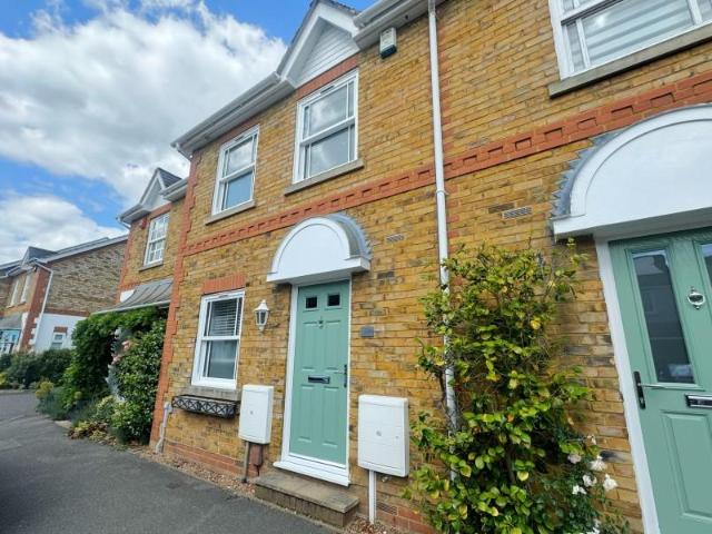 Hersham, Walton, Surrey, KT12 3 bed terraced house to rent £2,150 pcm £496 pw
