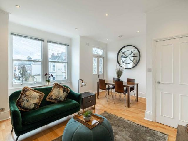 Hestercombe Avenue, Parsons Green. 3 bed flat to rent £6,500 pcm £1,500 pw