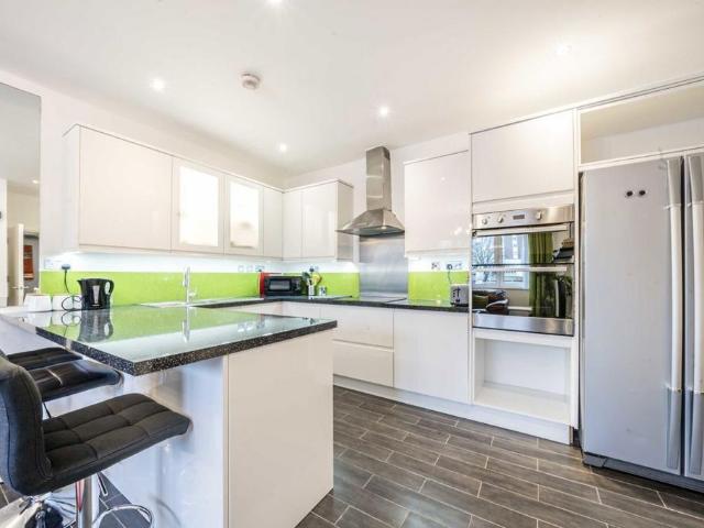 Hessel Street, London E1 4 bed flat to rent £4,200 pcm £969 pw