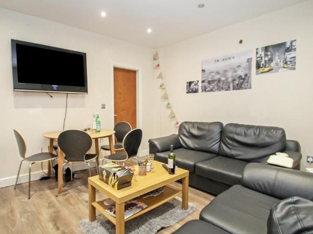 Hessle Mount, Leeds LS6 6 bed house to rent £3,510 pcm £810 pw