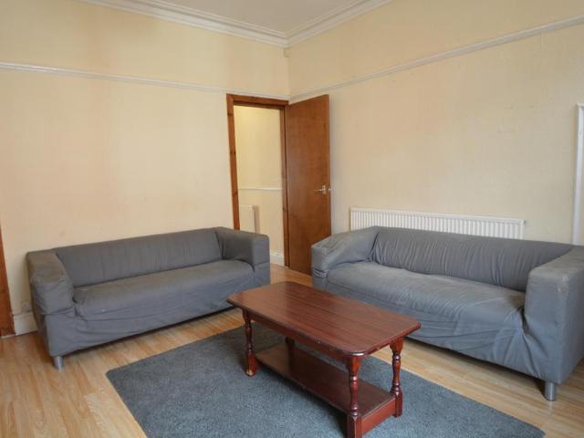 Hessle Place, Leeds LS6 6 bed house to rent £3,380 pcm £780 pw