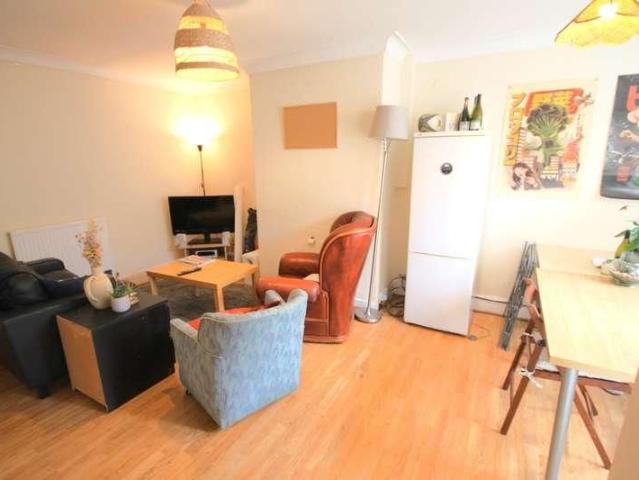 Hessle Road, Leeds, LS6