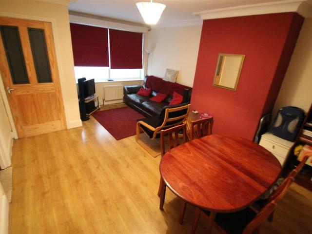 Hessle Walk, Hyde Park, Leeds, LS6 1EJ 3 bed terraced house to rent £1,638 pcm £378 pw