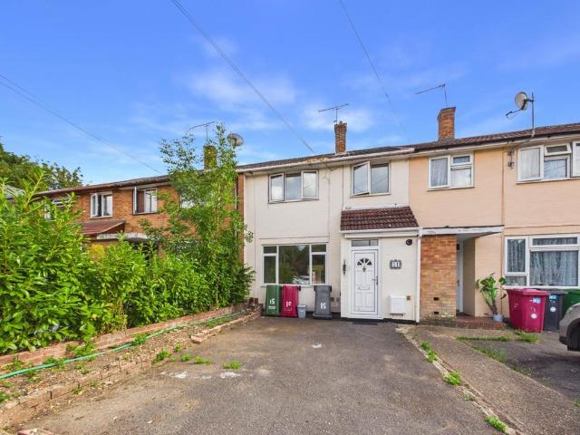Hetherington Close, Slough. 3 bed terraced house to rent £1,850 pcm £427 pw
