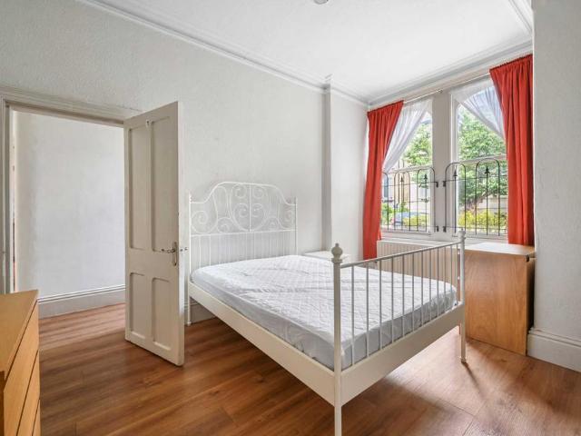 Hetley Road, Shepherds Bush, London. 3 bed apartment to rent £3,601 pcm £831 pw