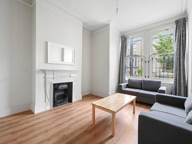 Hetley Road, Shepherds Bush, London. 3 bed apartment to rent £3,601 pcm £831 pw