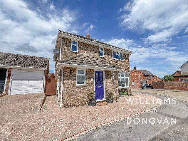 Hever Close, Hockley SS5, 4 bed detached house to rent, £2,500 pcm | PrimeLocation