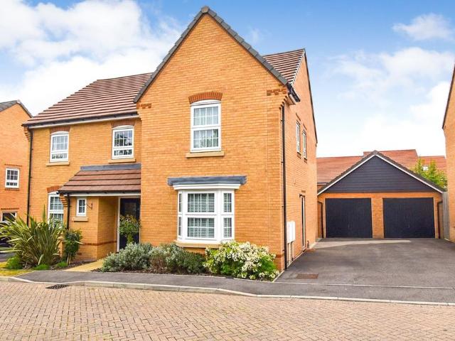Hewett Lane, Hampshire RG27 5 bed detached house to rent £3,250 pcm £750 pw