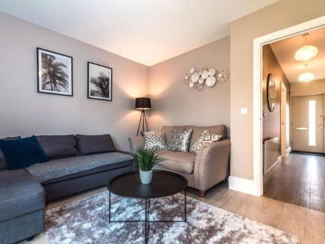Hewlett Close, Addlestone, Surrey, KT15