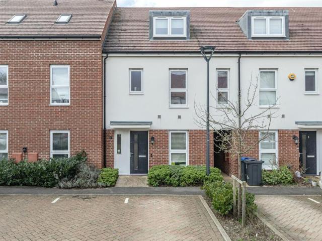 Hewlett Close, Addlestone, Surrey, KT15 4 bed terraced house to rent £2,750 pcm £635 pw