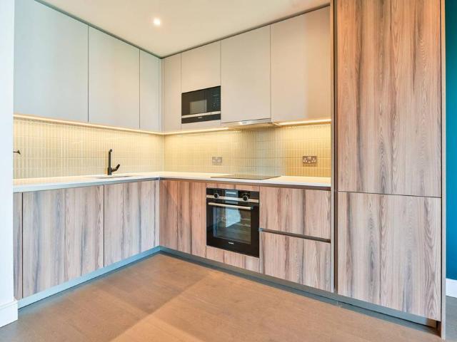 Hewson Way, Elephant and Castle. 1 bed flat to rent £5,000 pcm £1,154 pw