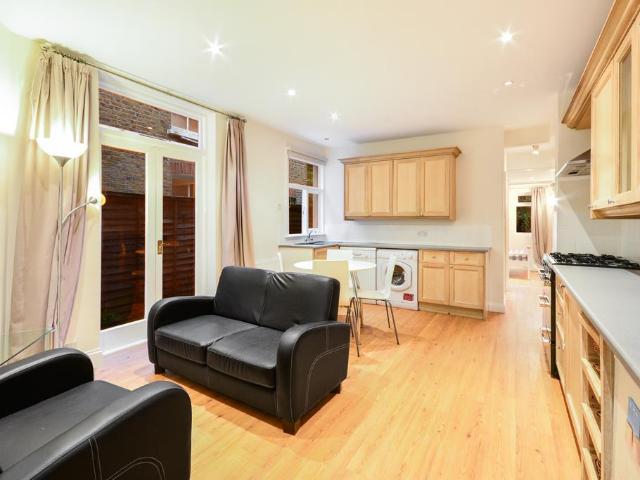 Heythorp Street, London SW18 3 bed flat to rent £2,750 pcm £635 pw
